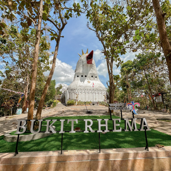 Bukit Rhema Magelang: Wisata Religi dan Sejarah di Gereja Ayam - Cafe ...